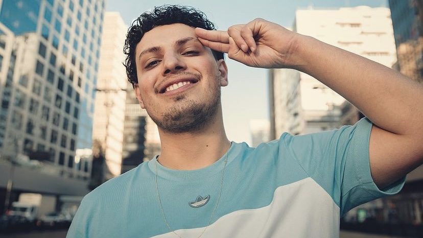 Conheça Gabriel Espinosa, influencer e jornalista que se destacou na ...